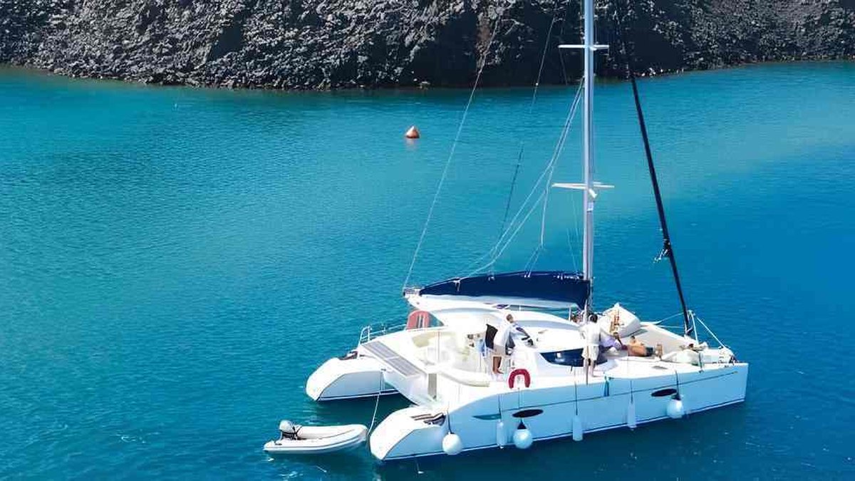 Mini-croisiere privative en catamaran aux Cyclades depuis Santorin