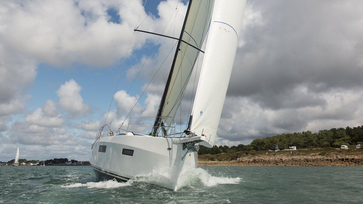 Holidays on a sailboat RM 1180 Bormes-les-Mimosas Harbour