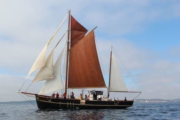 Golden Islands discovery day aboard a traditional sailing boat ...